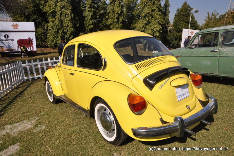 🕰️ Retro Delight: Vintage Volkswagen Beetle 🚗 ️ Display at 21 Gun ...